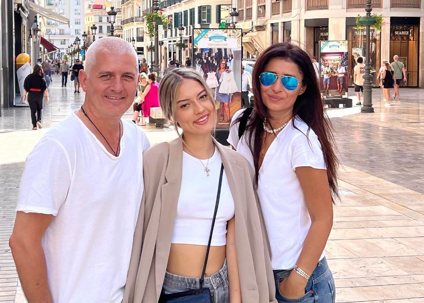 Stiri Directe - Roxana Alexandru: CV, Biografie, Vârstă, Afaceri, Avere, Surse de venit - Stiri ...