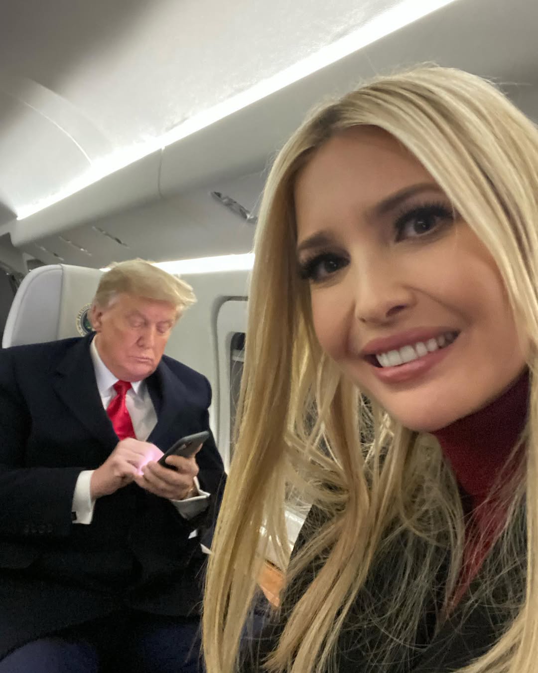 Stiri Directe - Cum s-a îmbrăcat Ivanka Trump la învestirea tatălui ei ...