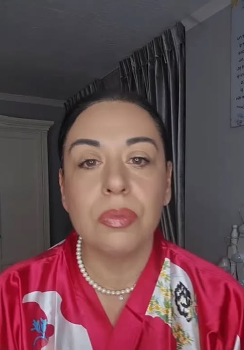 Stiri Directe - Oana Roman a explicat de ce nu se spală cu apă pe față. Același obicei îl are și ...