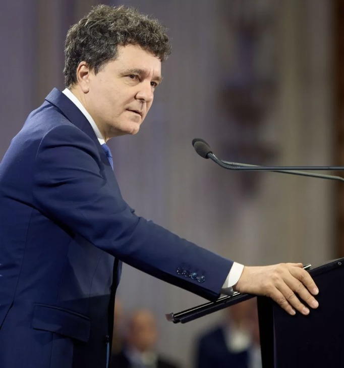 Stiri Directe - Nicușor Dan, Primele Decrete După întoarcerea Sa Din ...